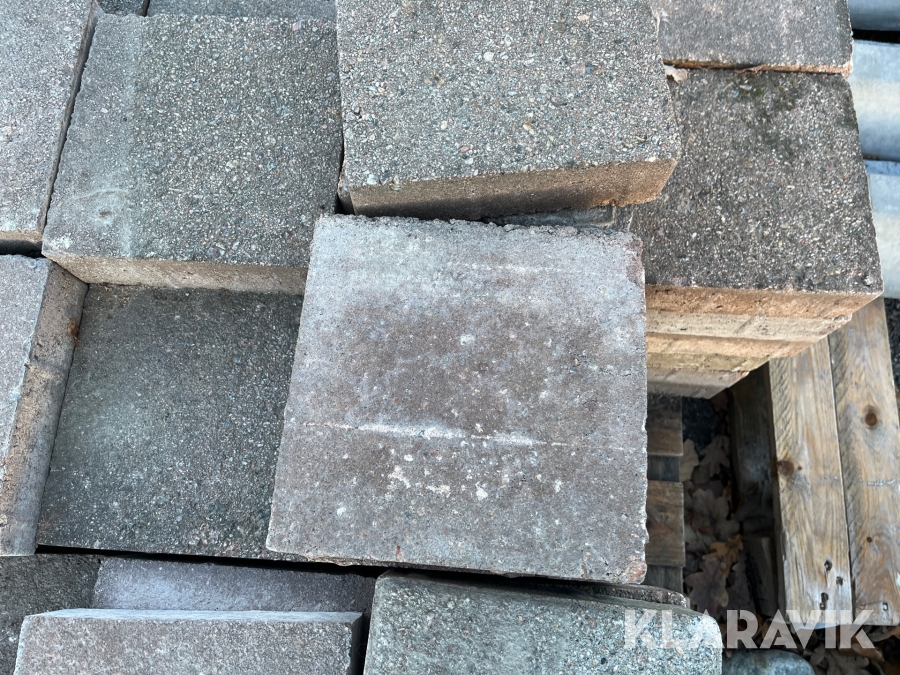 Grå och röd betongsten i olika storlek och format, Örebro, K