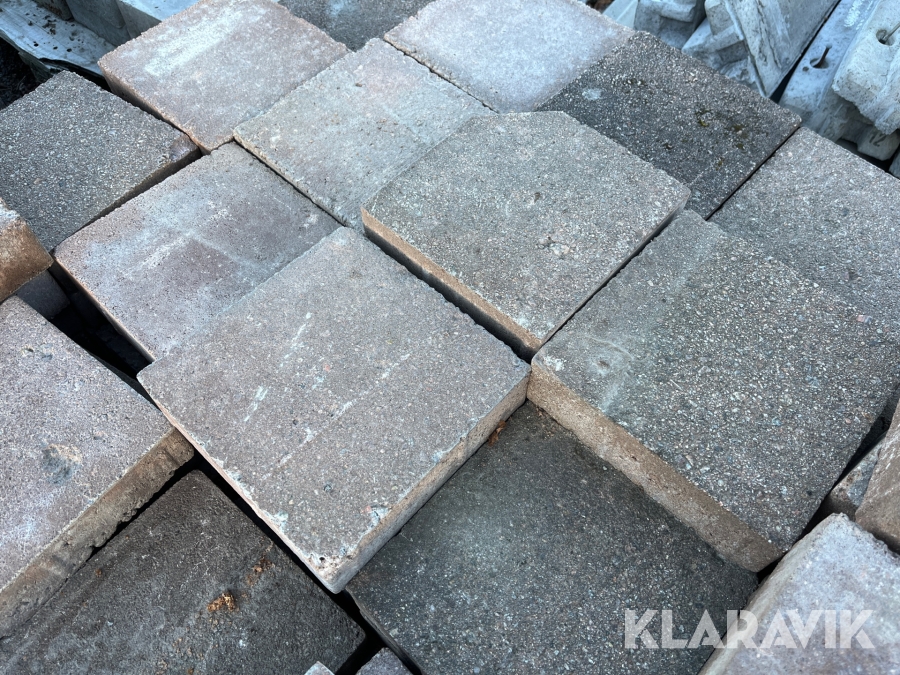 Grå och röd betongsten i olika storlek och format, Örebro, K