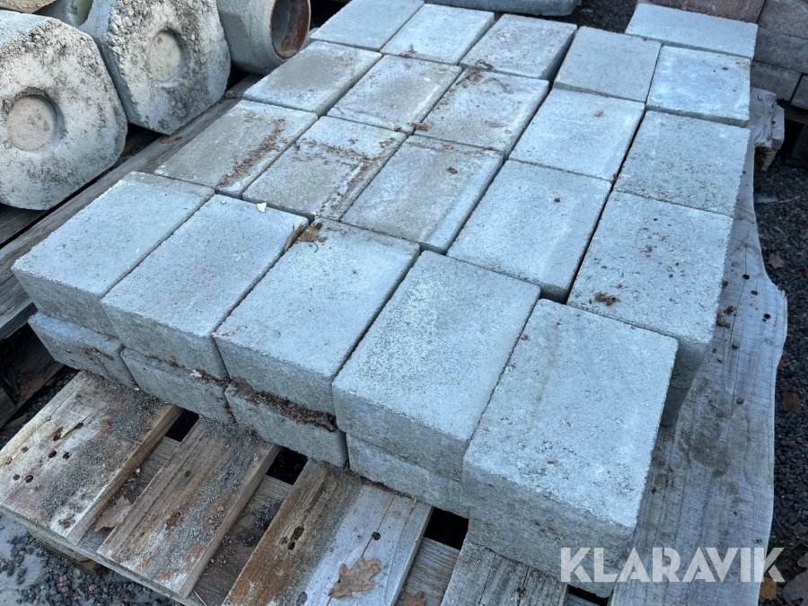 Grå och röd betongsten i olika storlek och format, Örebro, K