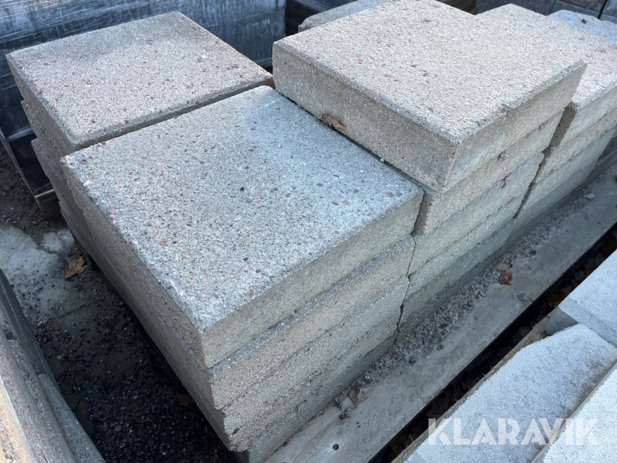 Grå och röd betongsten i olika storlek och format, Örebro, K