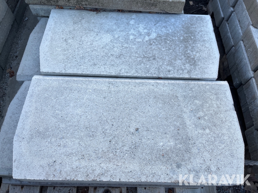 Grå och röd betongsten i olika storlek och format, Örebro, K