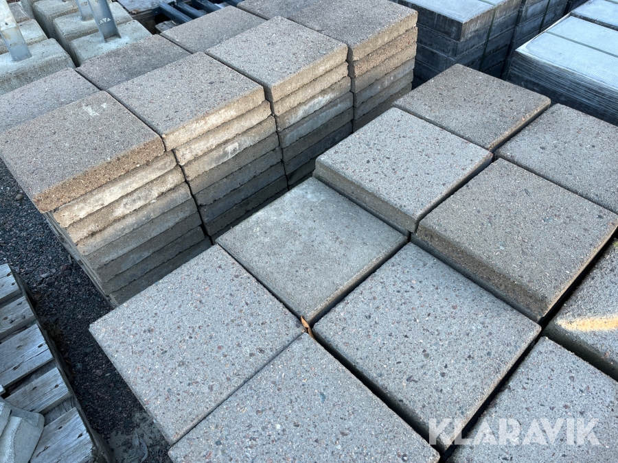 Grå och röd betongsten i olika storlek och format, Örebro, K