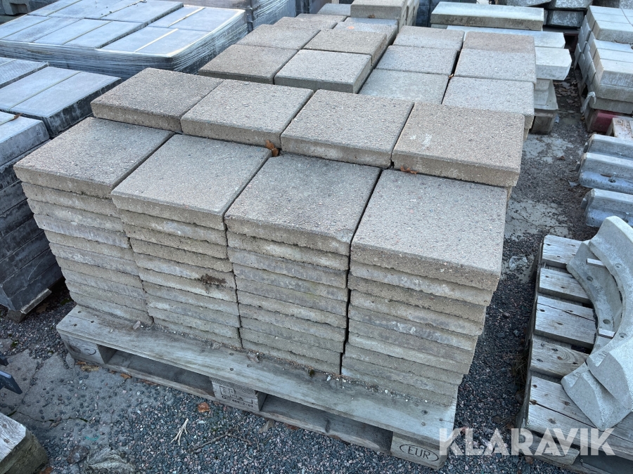 Grå och röd betongsten i olika storlek och format, Örebro, K