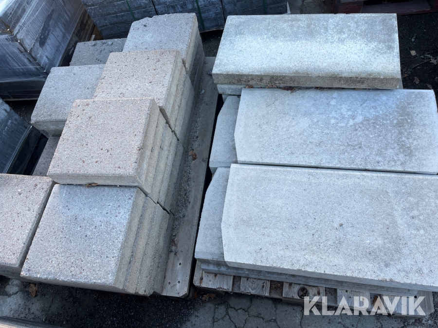 Grå och röd betongsten i olika storlek och format, Örebro, K