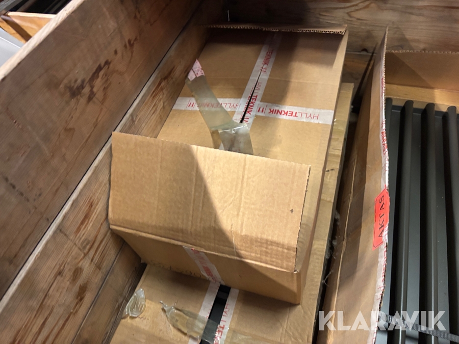 Pall med skohyllor och papperskorgar, Kalmar, Klaravik aukti