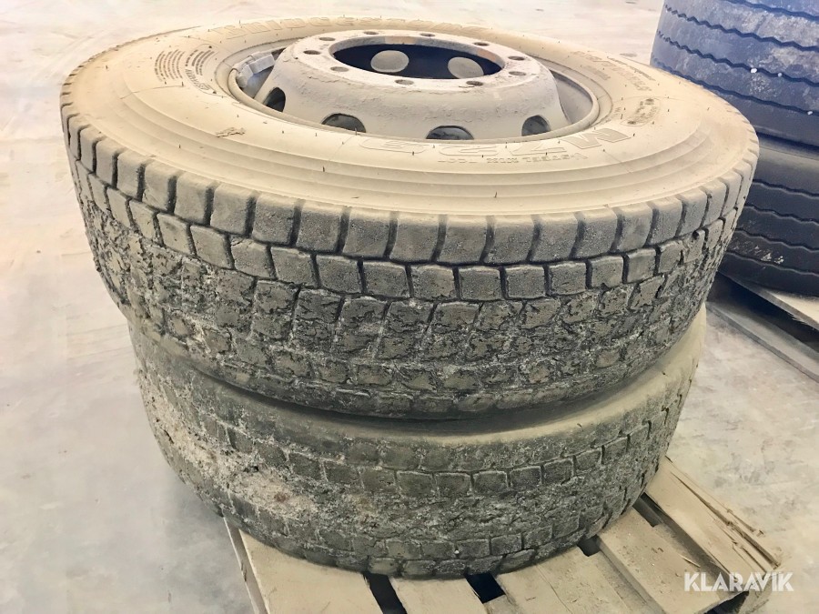2st Lastbilsdäck på fälg