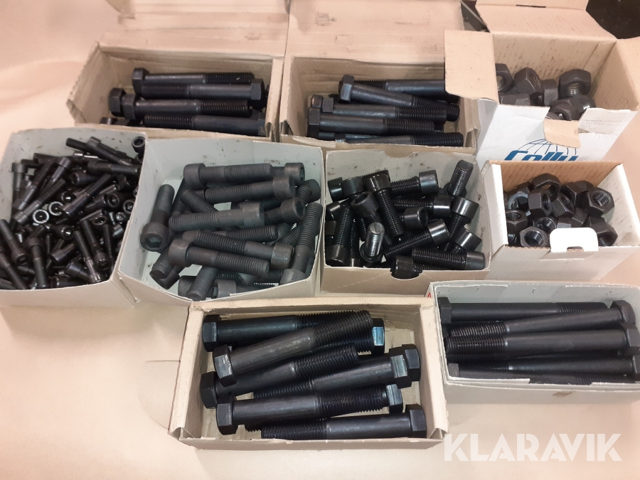 Klaravik Auktioner | Skruv och mutter i olika dimensioner