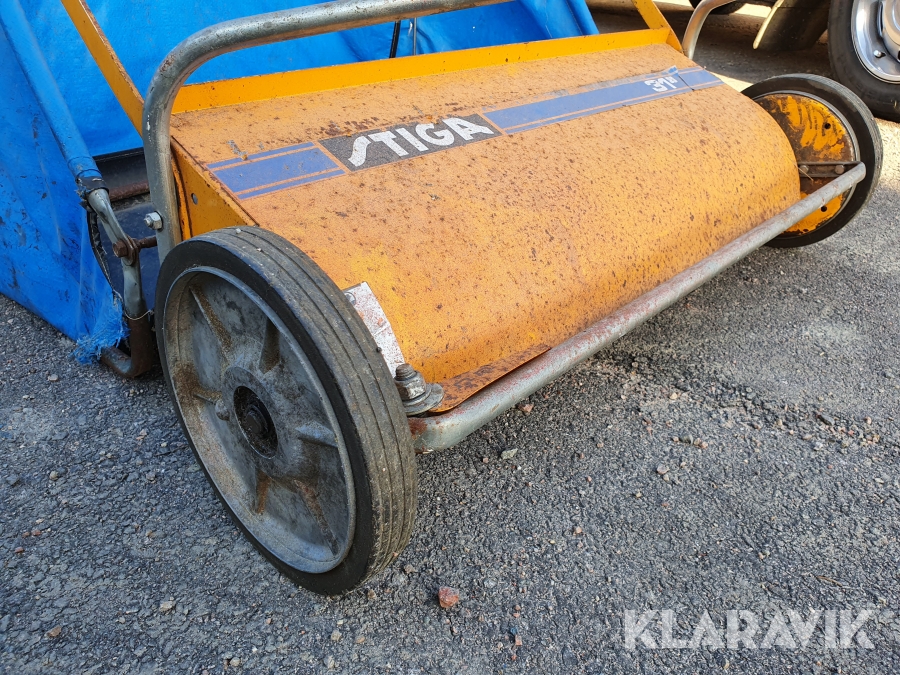 Klaravik Auktioner | Uppsamlare för Åkklippare Stiga Gräs & löv uppsamlare