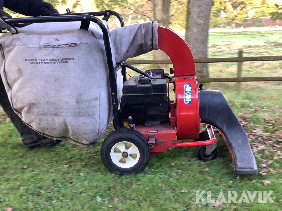 Klaravik Auktioner | Lövsug MTD Multi-Vac med 2 redskap + uppsamlare