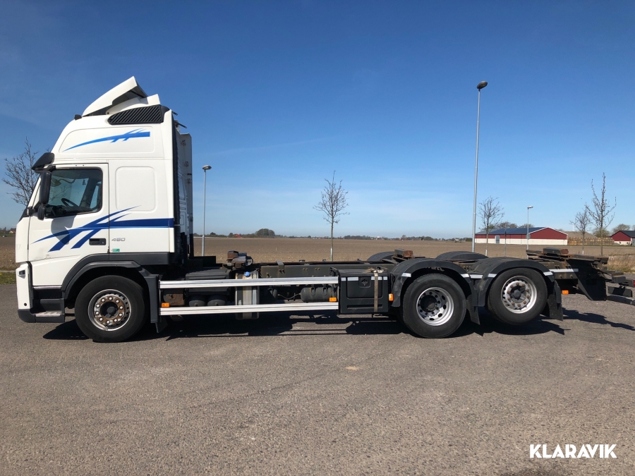 Lastbil Volvo FM med ISO-container fäste