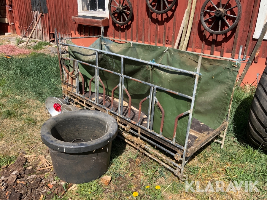 Foderbord samt eluppvärmd vattenbalja, Torsås, Klaravik au