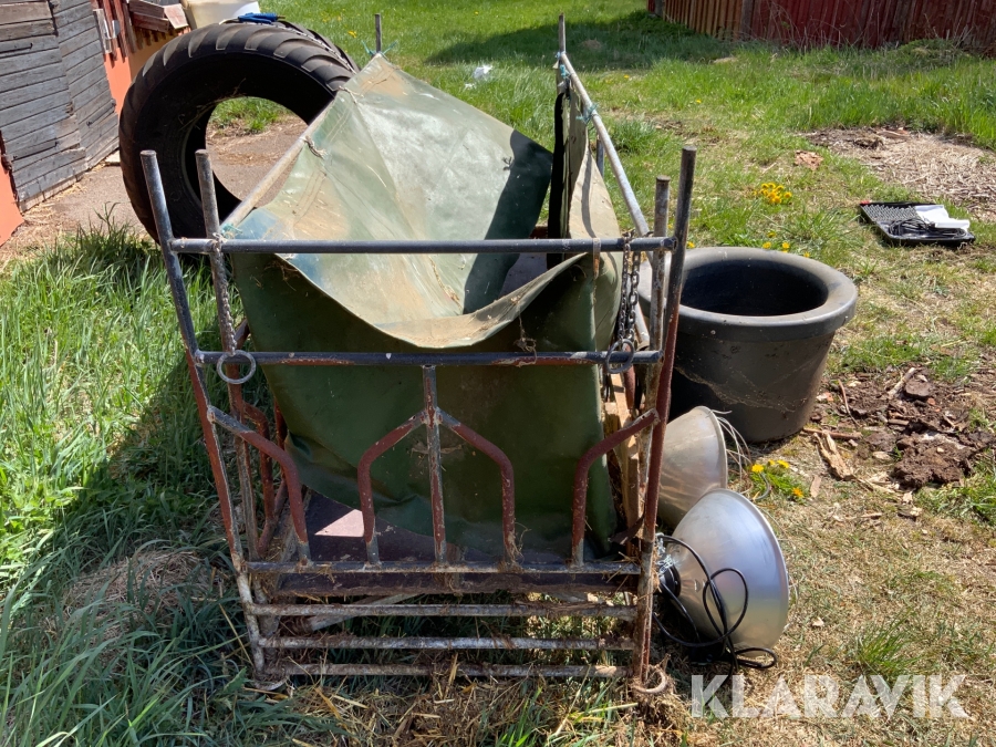 Foderbord samt eluppvärmd vattenbalja, Torsås, Klaravik au