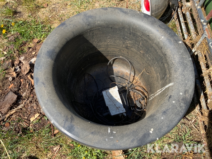 Foderbord samt eluppvärmd vattenbalja, Torsås, Klaravik au