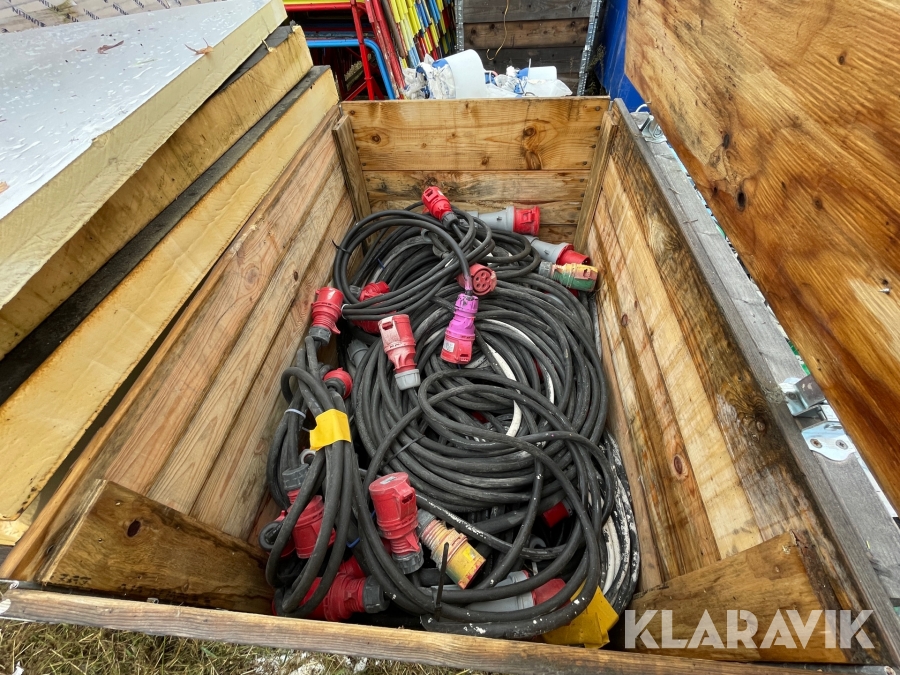 Parti med kablar, undercentraler och fläktar 10st pallar