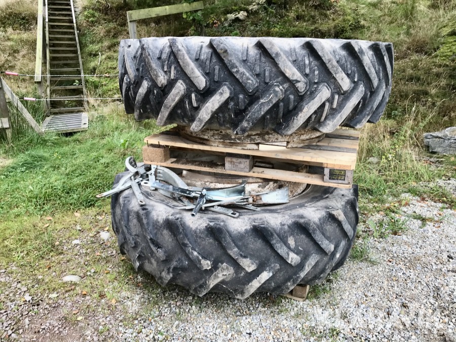 Klaravik Auktioner | Dubbelmontage 16,9 R38