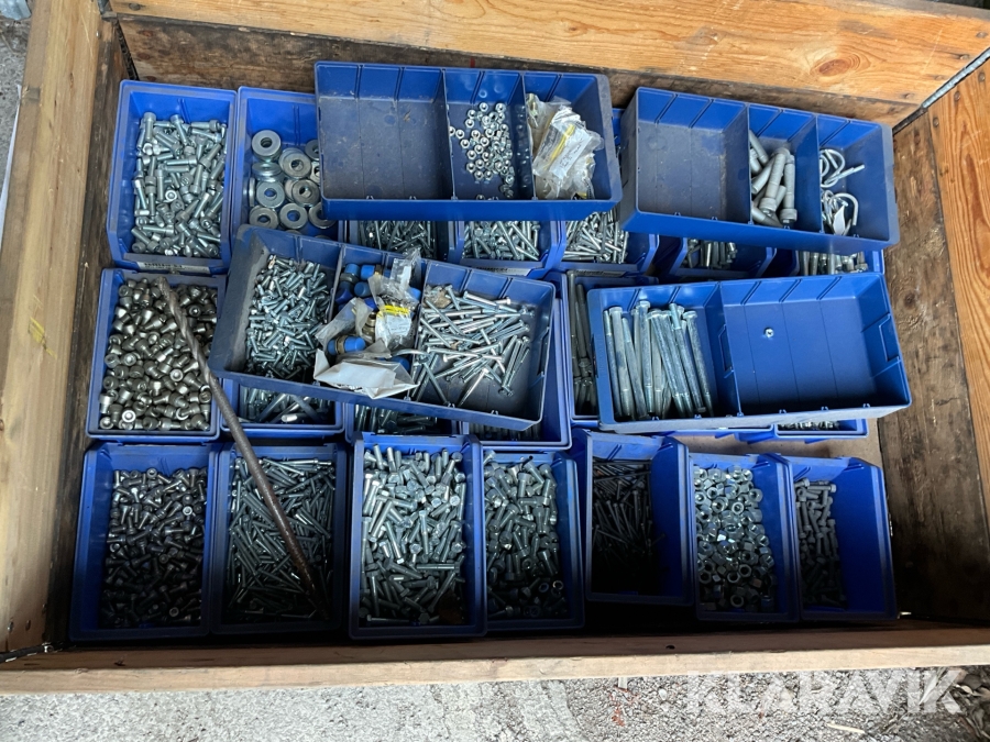 Bult, muttrar och brickor, Storfors, Klaravik auktioner