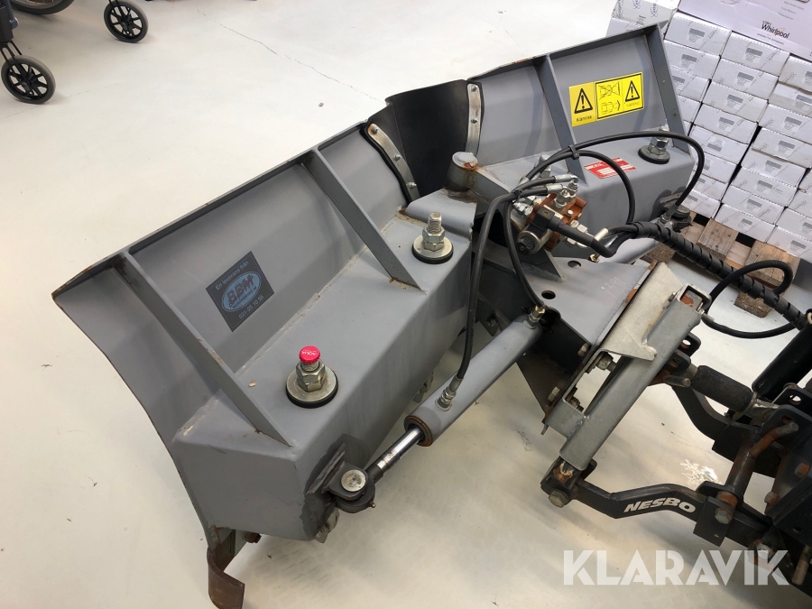 Klaravik Auktioner | Traktor Iseki TXG23 FH Inkl vikplog & spridare