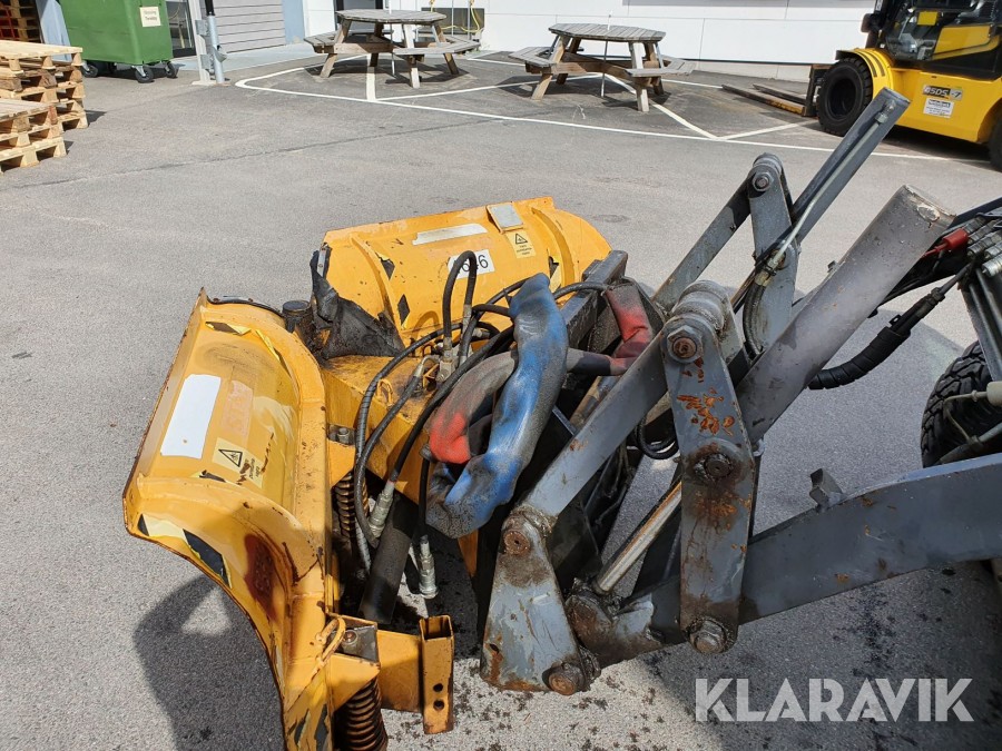 Redskapsbärare med Plog och Spridare Wille 455