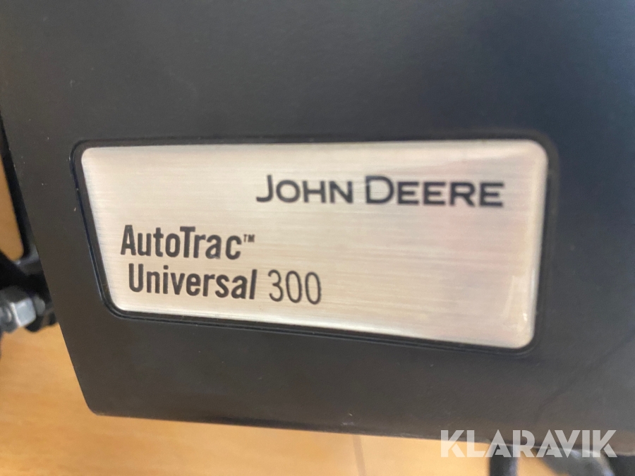 Autotrac John Deere Universial 300, Sala, Klaravik auktioner