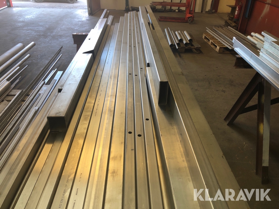 U-balk och fyrkanströr rostfritt parti