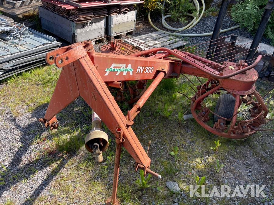 Klaravik Auktioner | Strängläggare/ hövändare FM Fransgård RV300