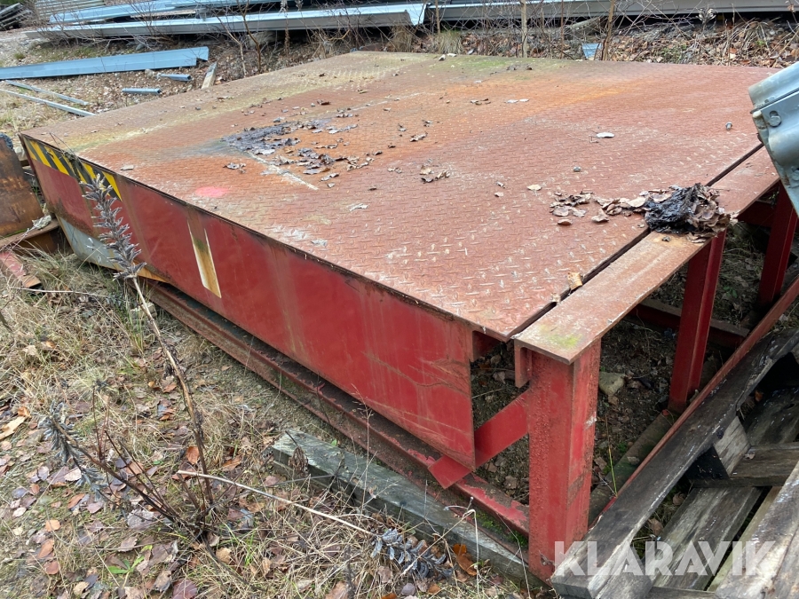 Klaravik Auktioner | Lastbryggor hydrauliska 2 st Combursa 950