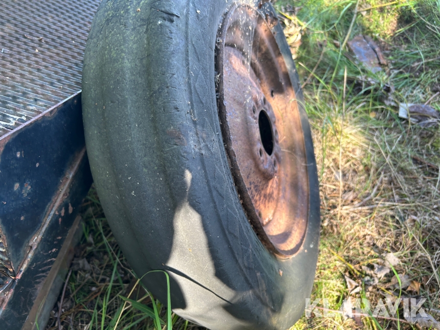 Volvo BM 10 fälgar och däck, Lidköping, Klaravik auktioner