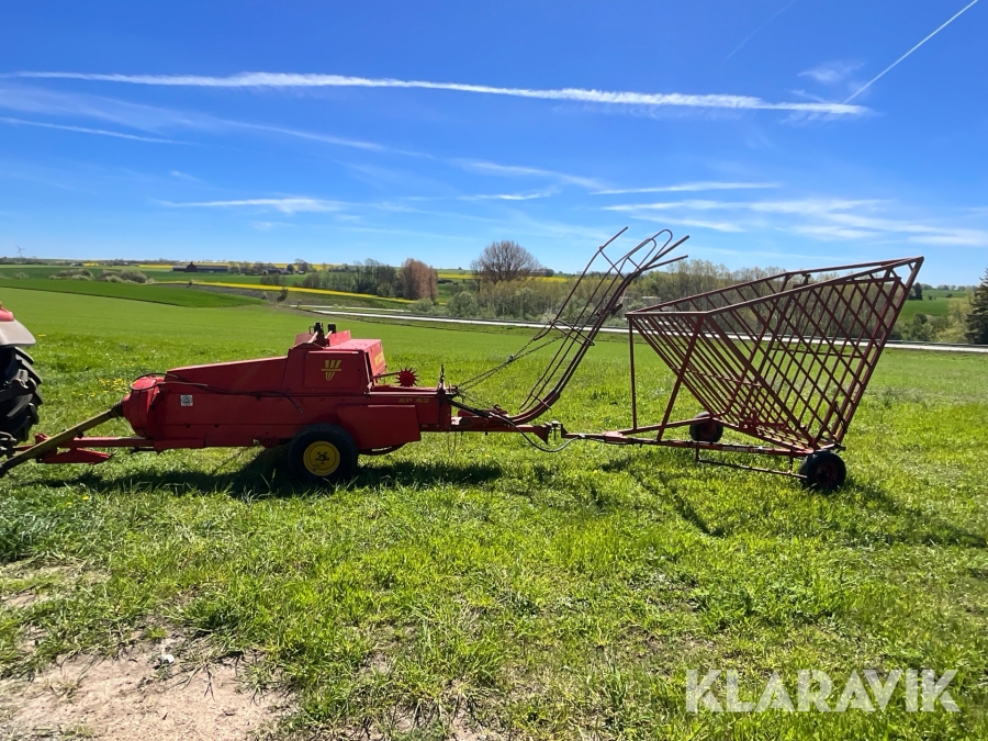 Småbalspress med samlarvagn Welger AP42, Ystad, Klaravik auk