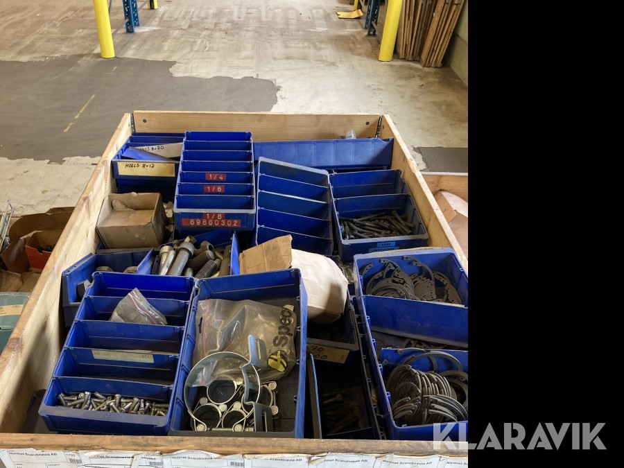 Klaravik Auktioner | Pallar med bult, mutter och brickor