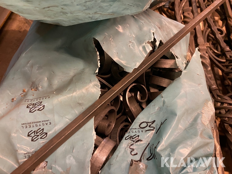 Klaravik Auktioner | Smidesornament 1 pall