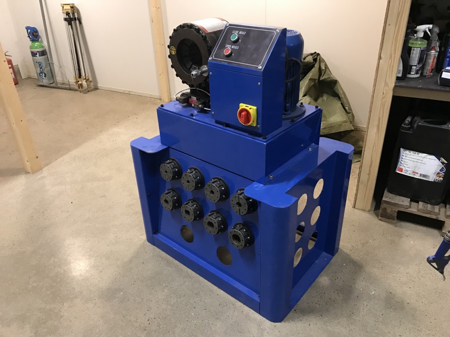 Hydraulslangpress med slangkap och slangskalare