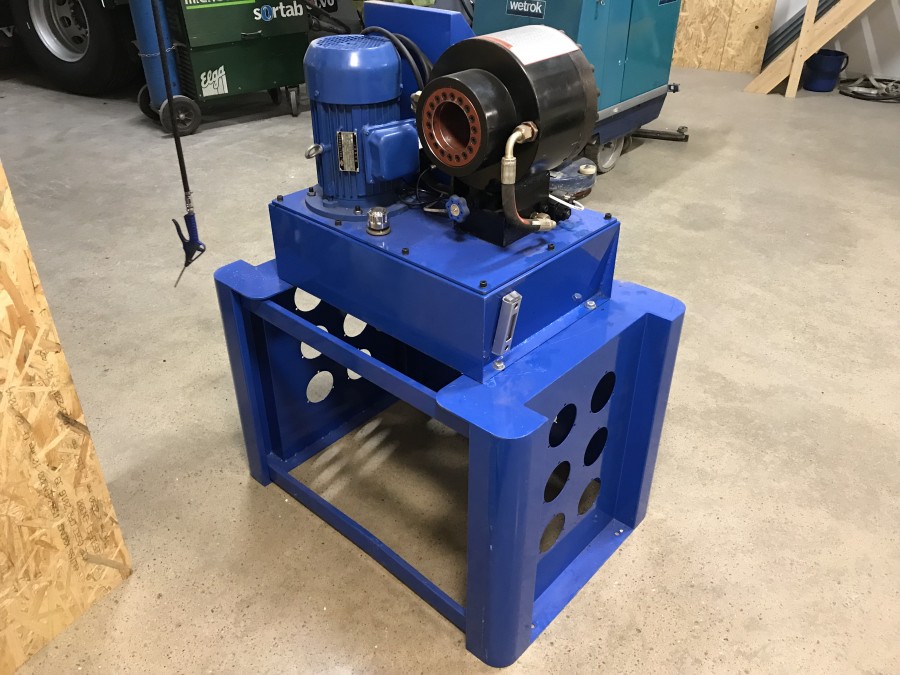 Hydraulslangpress med slangkap och slangskalare