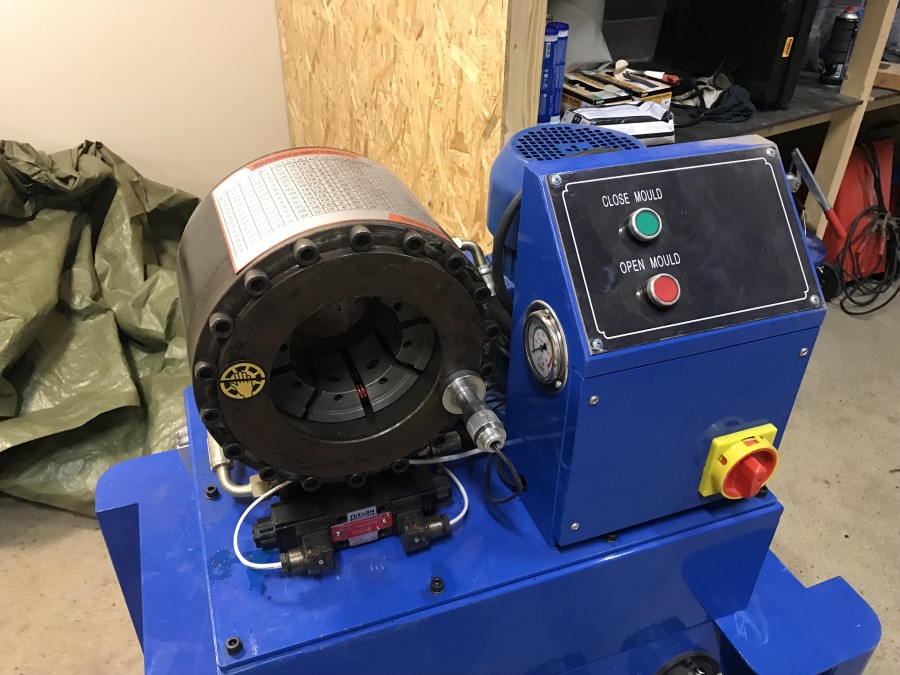 Hydraulslangpress med slangkap och slangskalare