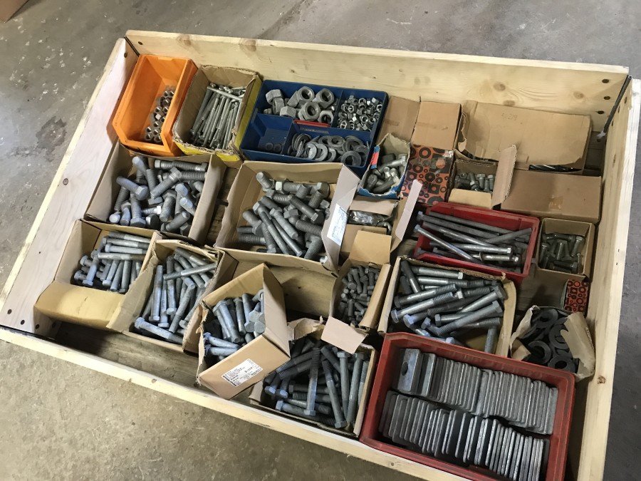 Klaravik Auktioner | Bult, mutter & brickor