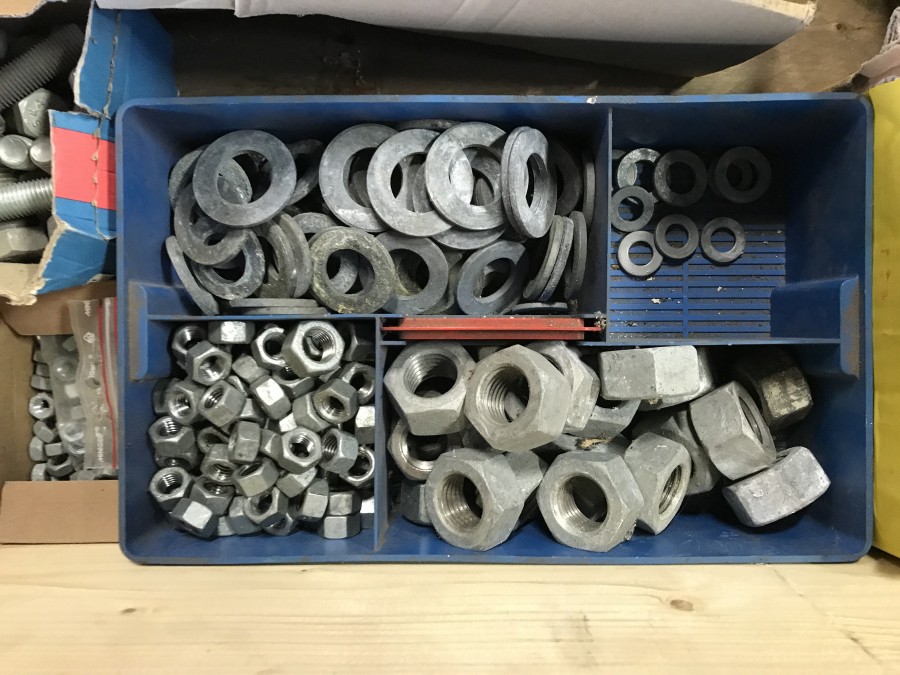 Klaravik Auktioner | Bult, mutter & brickor