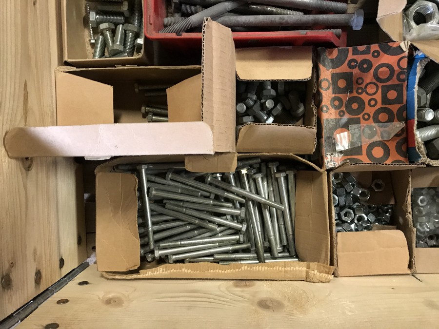 Klaravik Auktioner | Bult, mutter & brickor