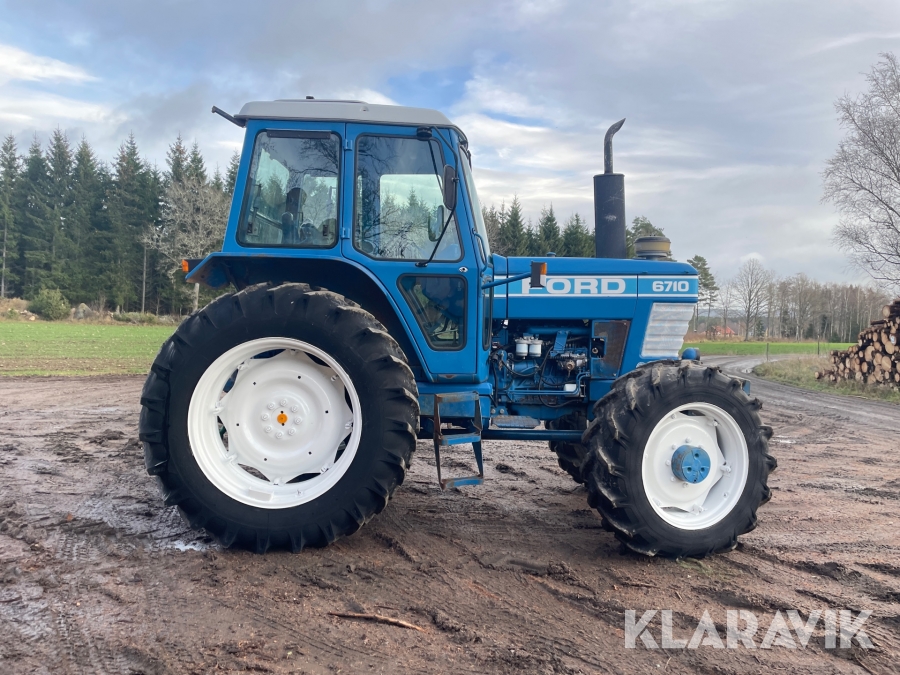 Traktor Ford 6710