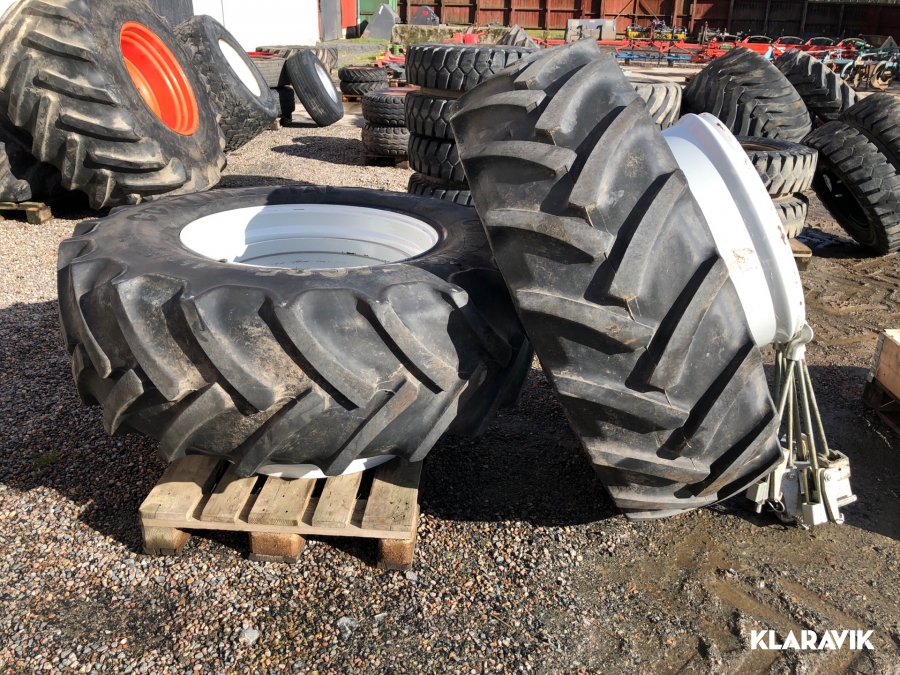 Klaravik Auktioner | Dubbelmontage Continental 460/85 R30