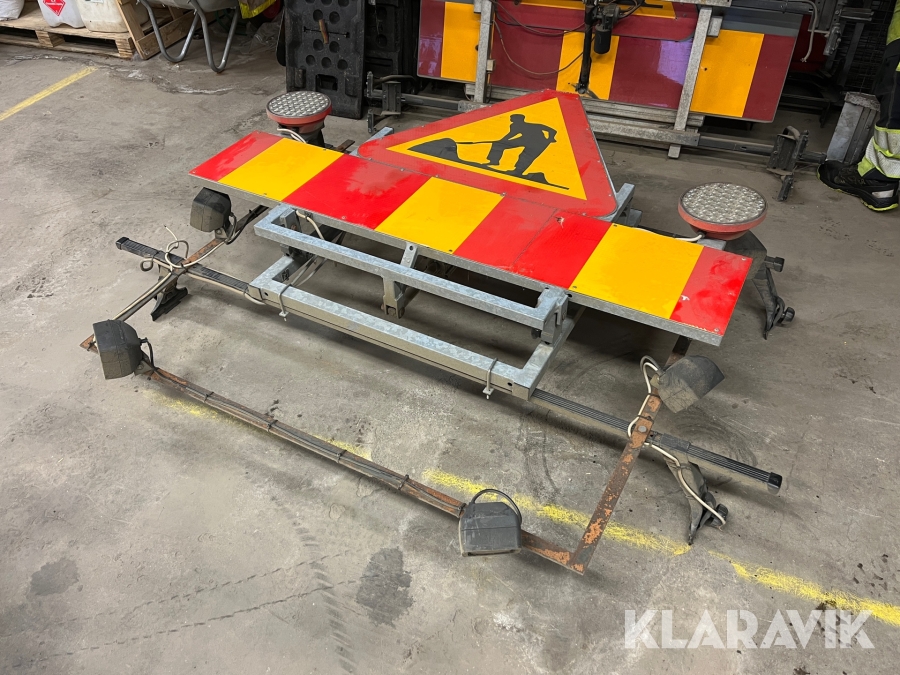 Vägarbetsskylt på takräcke, Falköping, Klaravik auktioner