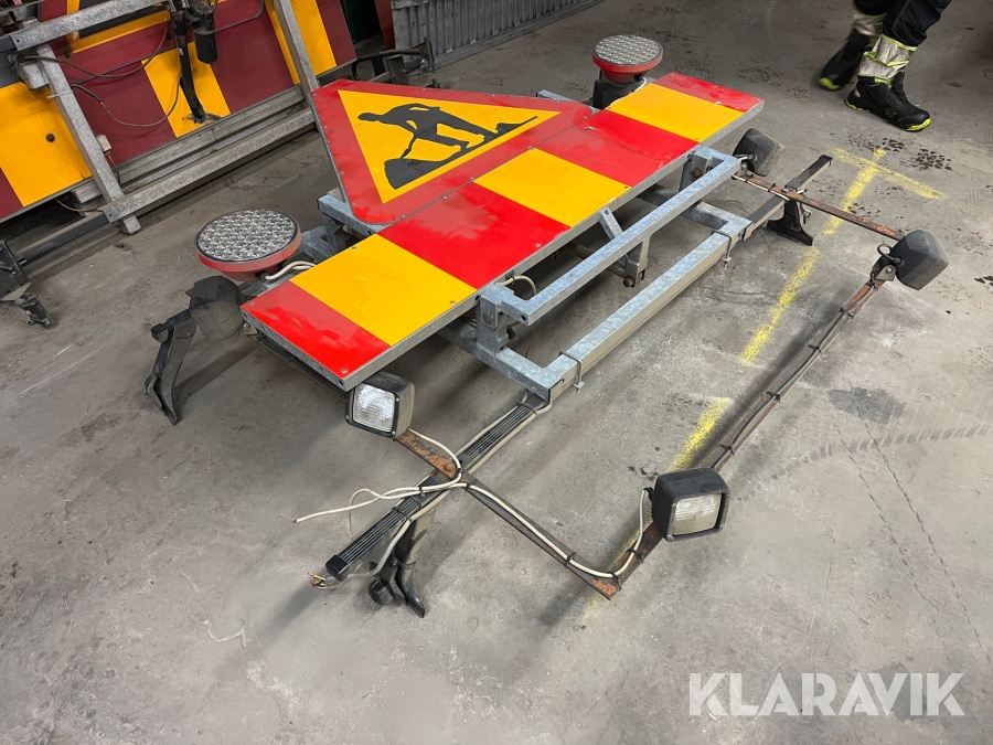 Vägarbetsskylt på takräcke, Falköping, Klaravik auktioner