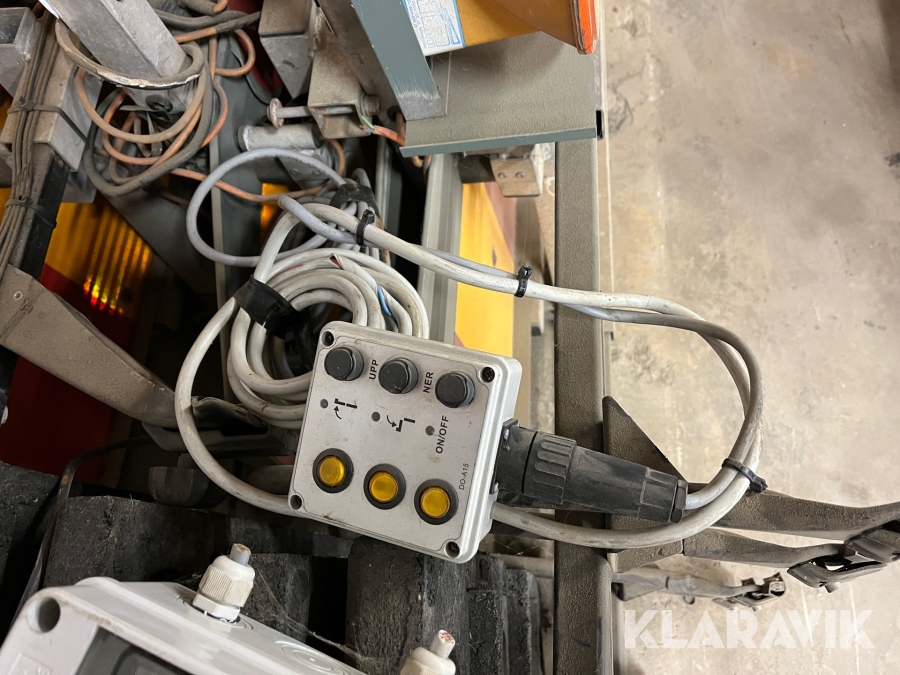 Vägarbetsskylt på takräcke, Falköping, Klaravik auktioner