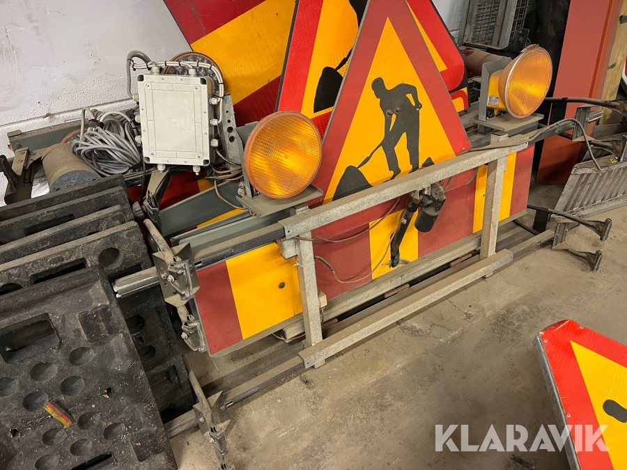 Vägarbetsskylt på takräcke, Falköping, Klaravik auktioner