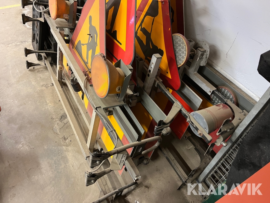 Vägarbetsskylt på takräcke, Falköping, Klaravik auktioner