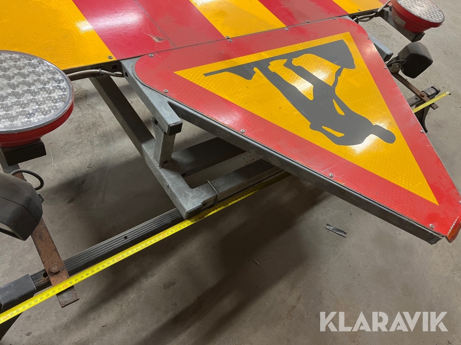 Vägarbetsskylt på takräcke, Falköping, Klaravik auktioner