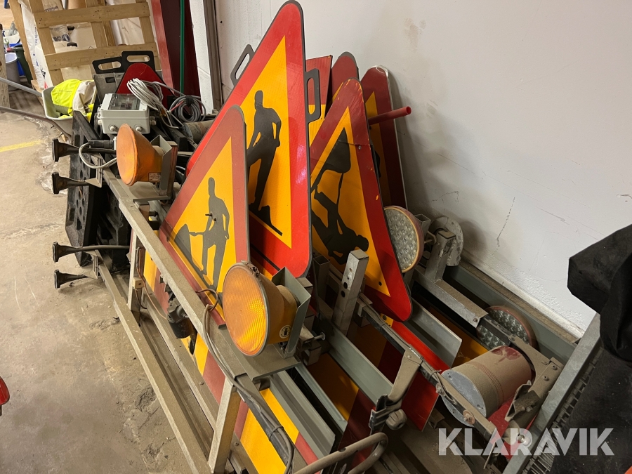 Vägarbetsskylt på takräcke, Falköping, Klaravik auktioner
