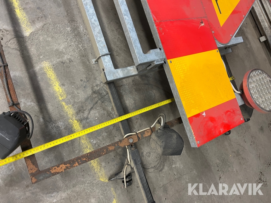 Vägarbetsskylt på takräcke, Falköping, Klaravik auktioner