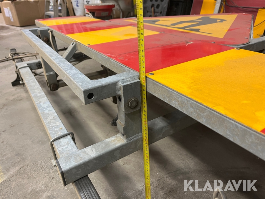 Vägarbetsskylt på takräcke, Falköping, Klaravik auktioner