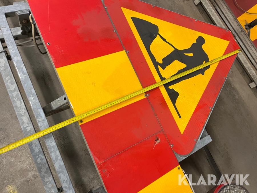 Vägarbetsskylt på takräcke, Falköping, Klaravik auktioner