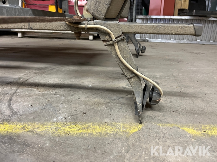 Vägarbetsskylt på takräcke, Falköping, Klaravik auktioner