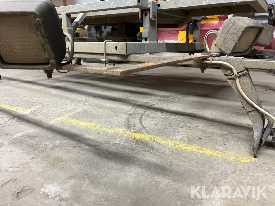 Vägarbetsskylt på takräcke, Falköping, Klaravik auktioner